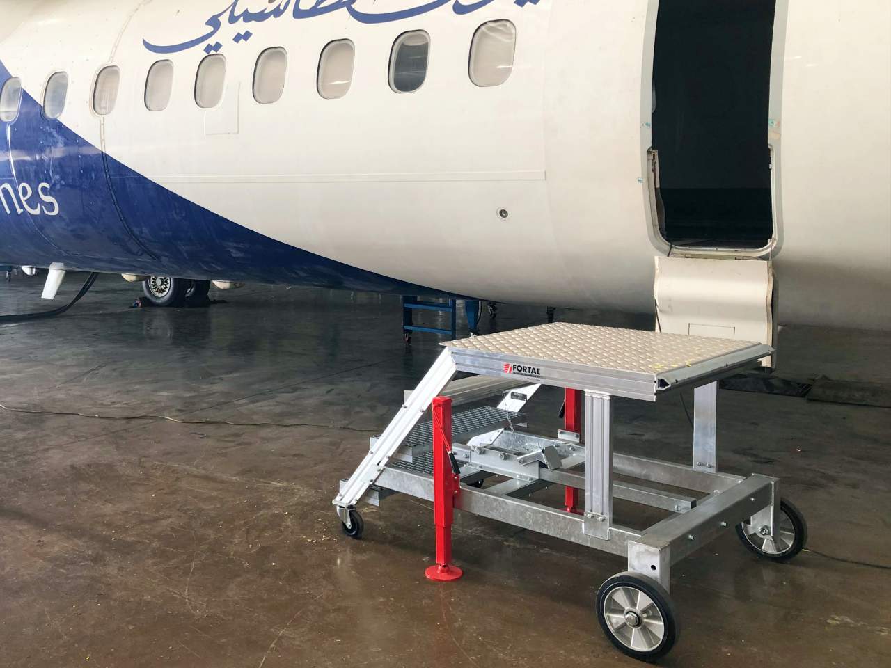 Runway towable aeronautical stepladders | FORTAL