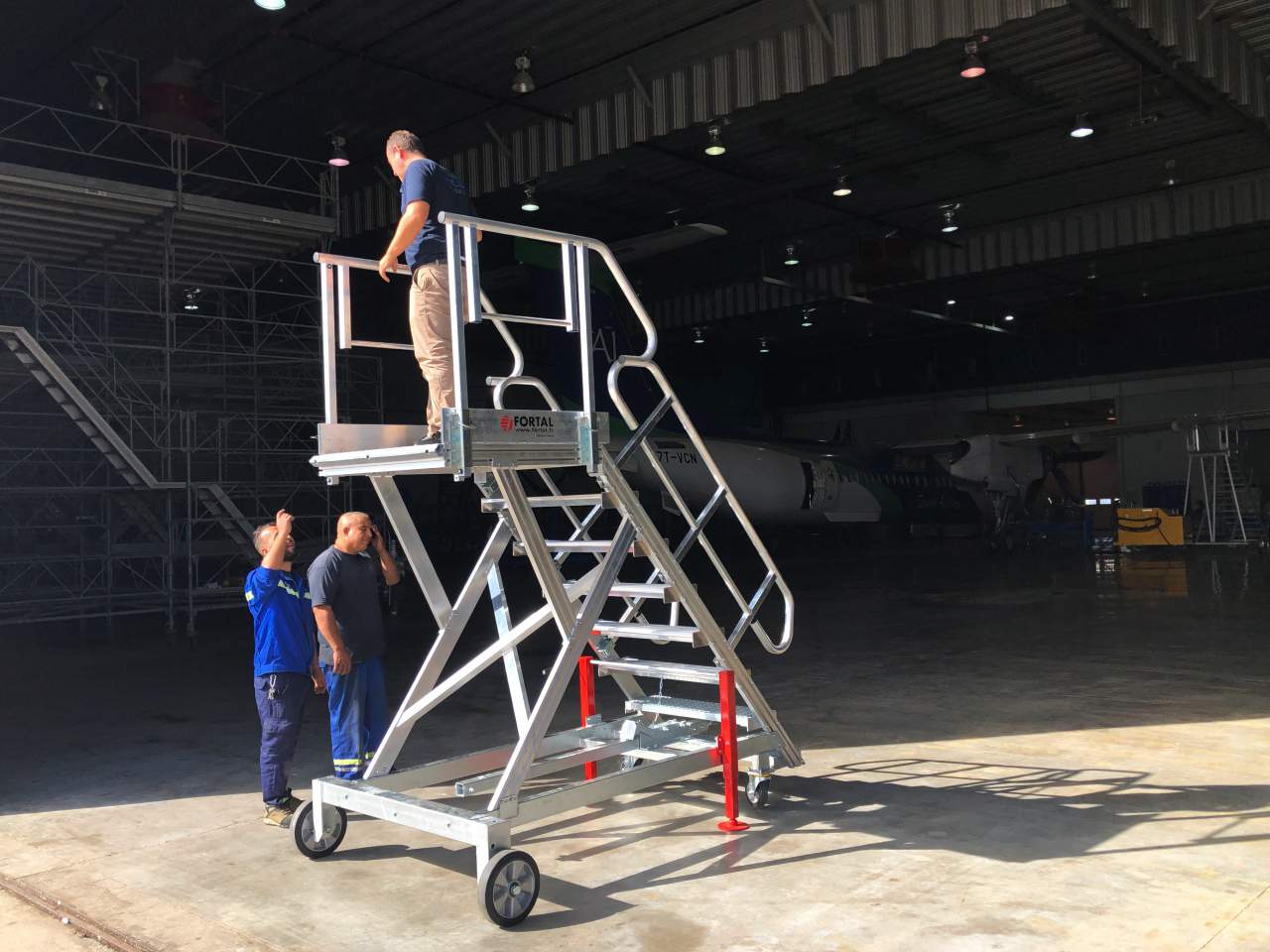 Runway towable aeronautical stepladders | FORTAL